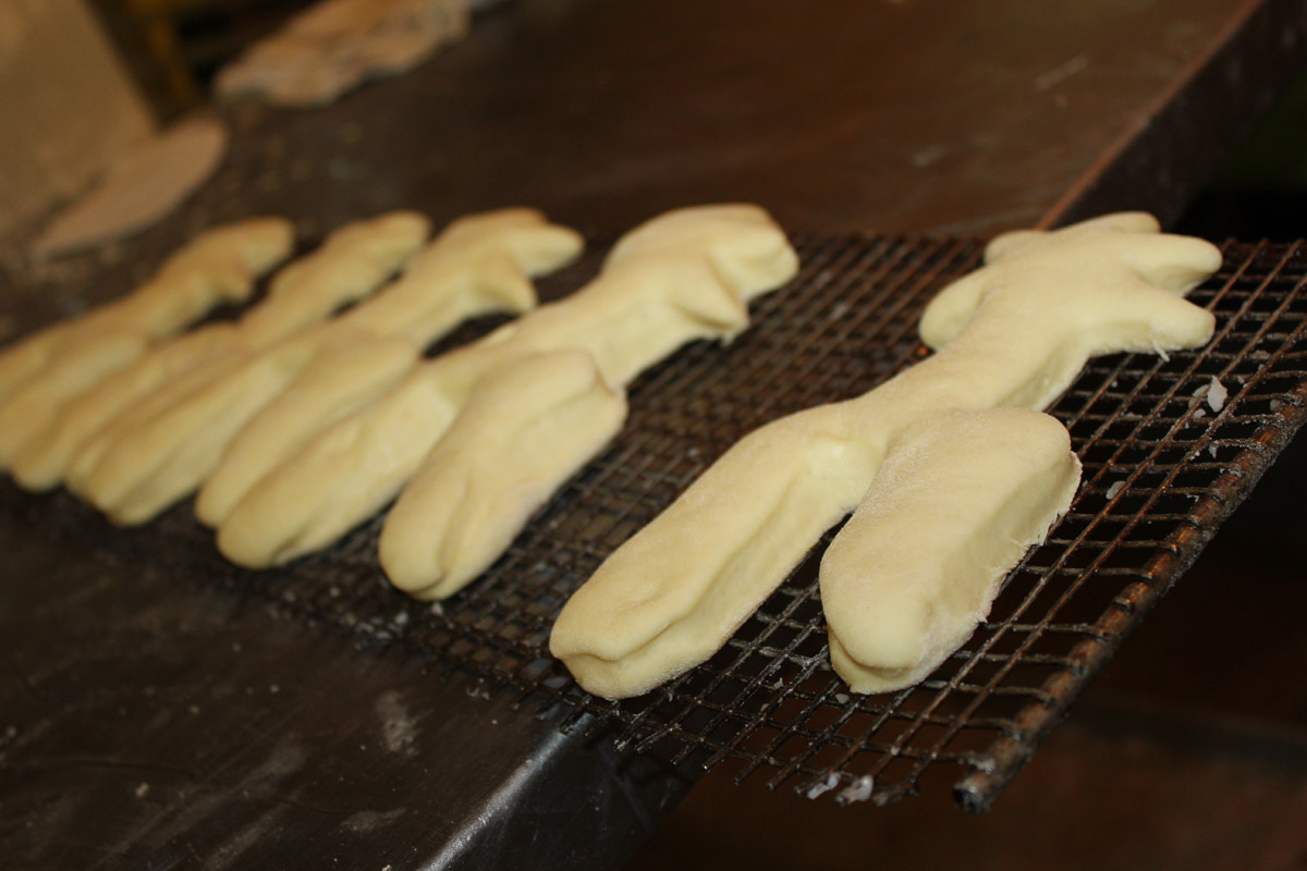 San Antonio fans going nuts for Spurs-shaped donuts | kens5.com