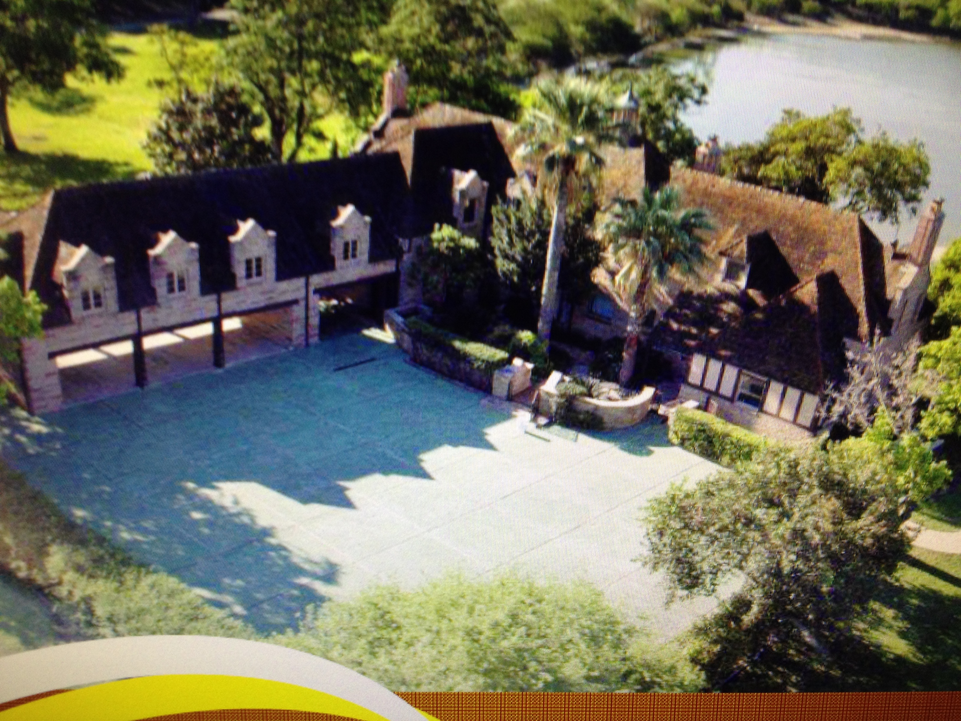 East-side Red Berry Mansion vandalized | kens5.com