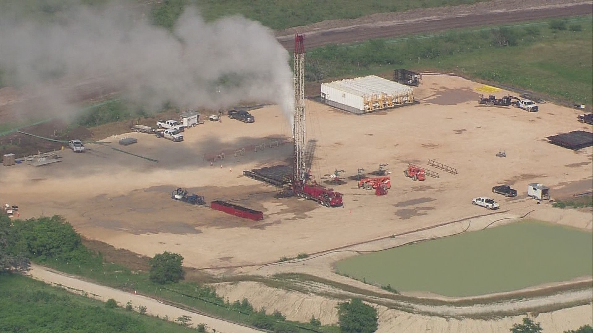 Oil pump explodes in Karnes County, hydrogen sulfide spews out | kens5.com