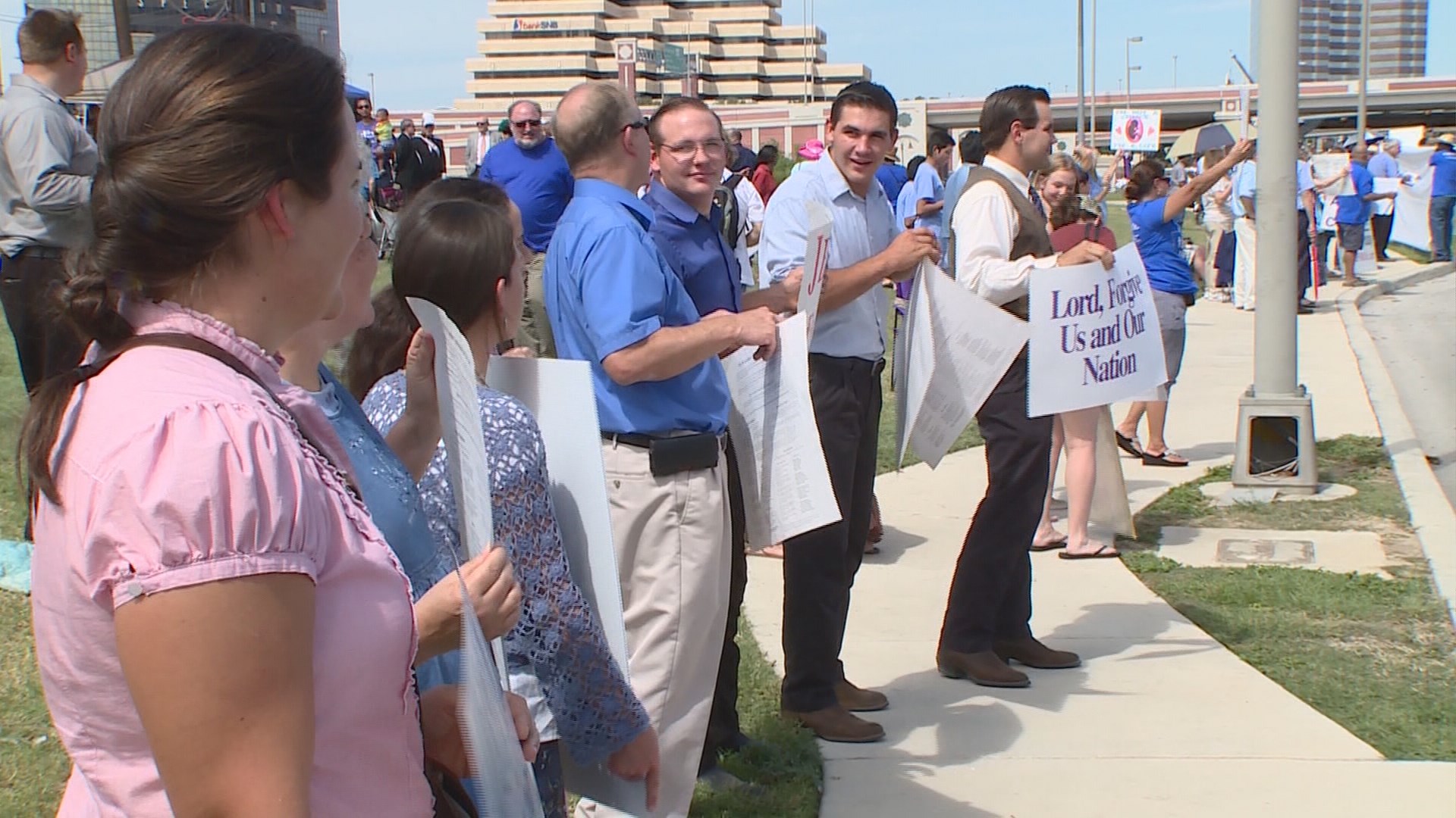 Annual "Life Chain" re-ignites abortion issue | kens5.com