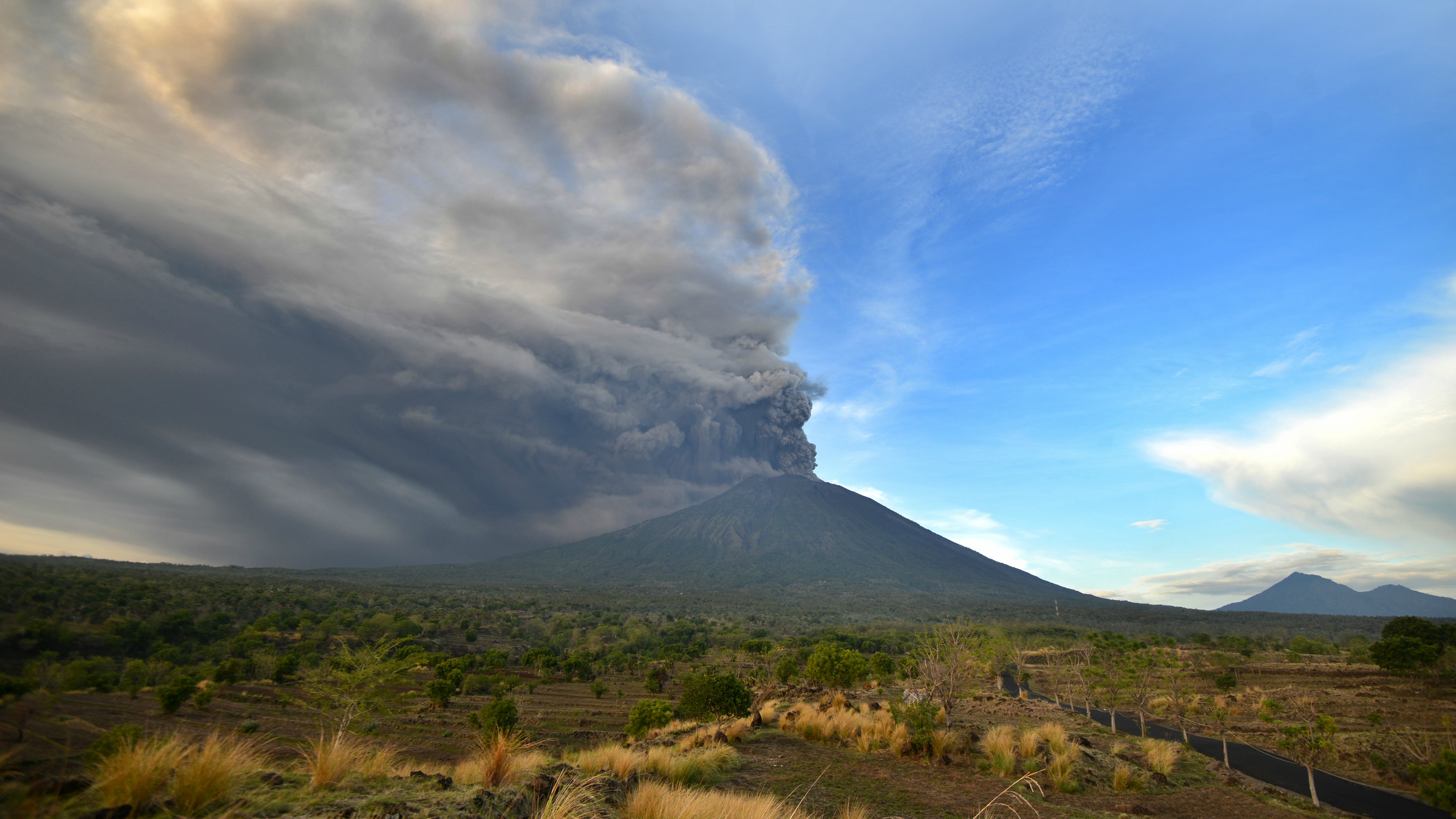 Bali volcano hurls ash for second time in a week | kens5.com